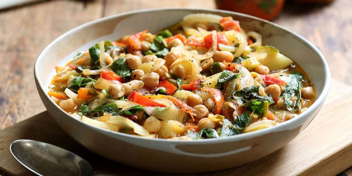 Summer Spanish Salad – Fresh & Vibrant Mediterranean Delight